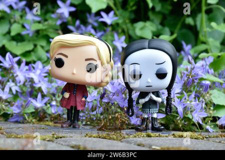 Funko Pop Actionfiguren der jungen Hexe Sabrina Spellman und Wednesday ...