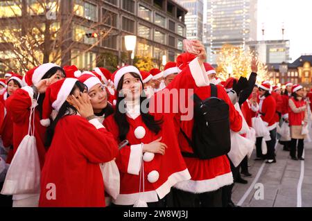 Tokio, Japan. Dezember 2023. Rund 300 Büroangestellte in ...