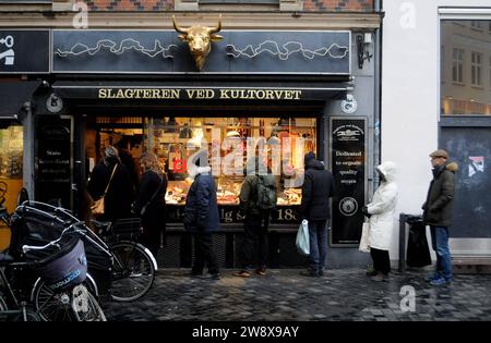 Kopenhagen, Dänemark /22. Dezember 2023/.Conusmer steht kalt zum ...