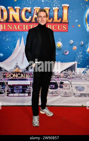 19. Roncalli Weihnachtscircus Daniel Strässer beim 19. Roncalli Weihnachtscircus im Tempodrom am ...