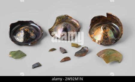 Scherben von Weinflaschen aus dem Wrack von Vliegend Hart der ...