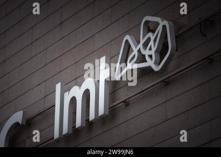 Abbildung eines Schildes mit dem Logo von LMT an der Hauptniederlassung ...