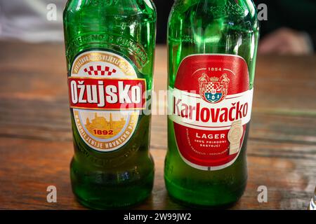 Bild eines Logos von Karlovacko Pivo auf einer Flasche in einer Bar in ...