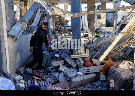 Rafah, Gaza. Dezember 2023. Die Palästinenser durchsuchen die Trümmer ...