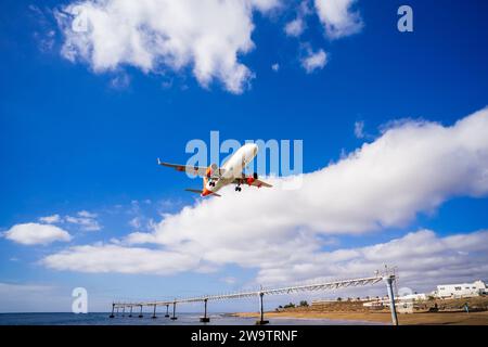ARRECIFE, LANZAROTE - 28. OKTOBER 2023: Landung einer ATR 72-600, die ...