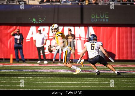 Der Quarterback Andrew Peasley (6) der Wyoming Cowboys bereitet sich ...
