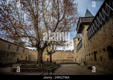 Zentraler Innenhof, Château Comtal, große, restaurierte Burg auf einem ...