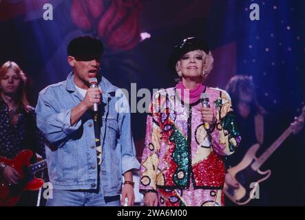 Extrabreit, deutsche Band, Sänger Kai Havaii Schlasse, auf der Bühne ...