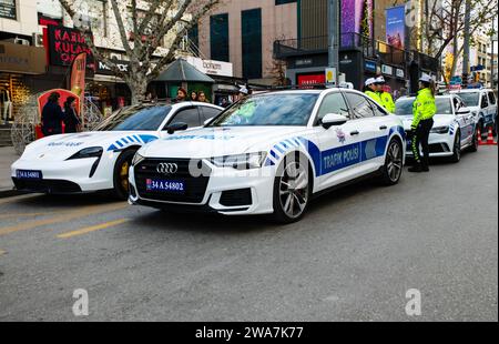 01 01 2024 Bagdat Straße Kadikoy Istanbul Porsche Taycan Turbo S und ...
