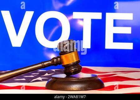 Symbolbild: Der Hammer des Richters vor einem blauen Bildschirm mit der ...