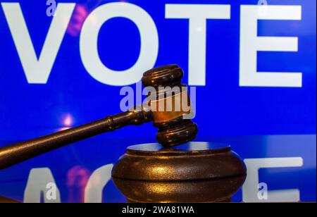 Symbolbild: Der Hammer des Richters vor einem blauen Bildschirm mit der ...