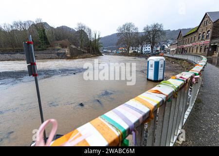 Steigende Pegel an der Ahr im Wiederaufbau befindlichen Ort Altenahr ...