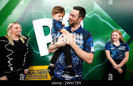 Luke Humphries feiert mit seiner Familie, nachdem er das Finale der ...