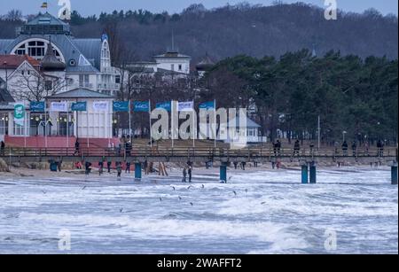 Binz, Deutschland. Januar 2024. Wellen treffen den Ostseestrand. Die ...