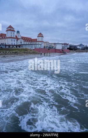Binz, Deutschland. Januar 2024. Ein Surfer springt mit seinem Surfbrett ...