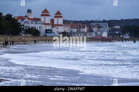 Binz, Deutschland. Januar 2024. Wellen treffen den Ostseestrand. Die ...