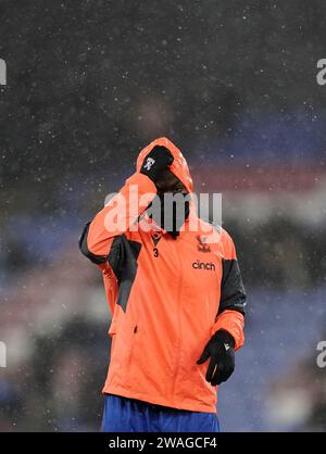 Tyrick Mitchell aus Crystal Palace wärmt im Regen vor dem Spiel der ...