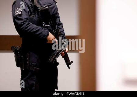 Eine Polizistin mit MP5 beim Strafprozess von Thomas Drach vor dem ...