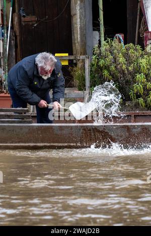 Bamberg, Deutschland. Januar 2024. Ein Boot schwimmt im Hochwasser des ...
