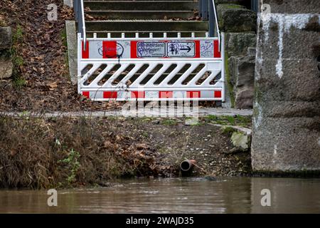 Bamberg, Deutschland. Januar 2024. Ein Boot schwimmt im Hochwasser des ...