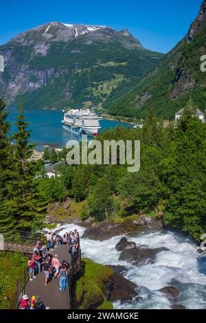 Geiranger, Norwegen, 26. Juni 2023: Der Wasserfall Walk ist eine Reihe ...