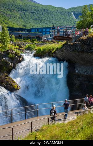 Geiranger, Norwegen, 26. Juni 2023: Der Wasserfall Walk ist eine Reihe ...