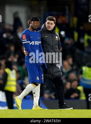 Chelsea's Noni Madueke (links) mit Trainer Mauricio Pochettino auf dem ...