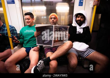 Personen, die mit einer Circle Line U-Bahn fahren, während sie an der jährlichen No Housers Tube ...