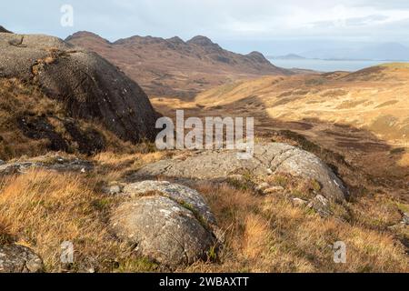 Spaziergang über den alten vulkanischen Ring in Ardnamurchan mit Blick ...