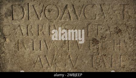 Sockel zu Ehren des Göttlichen Augustus, von Caius Arrius Optatus und ...