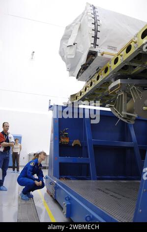 RAUMFAHRTZENTRUM KENNEDY, FLA. -- am Eingang zum Orbiter Atlantis ...
