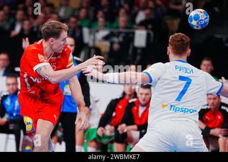 Tomas Piroch und Denmarks Rasmus Lauge während des EHF Euro 2024-Spiels ...