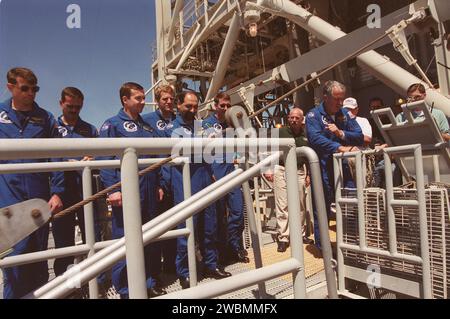 Die STS-100-Crew versammelt sich mit den Mitarbeitern der Space Station ...