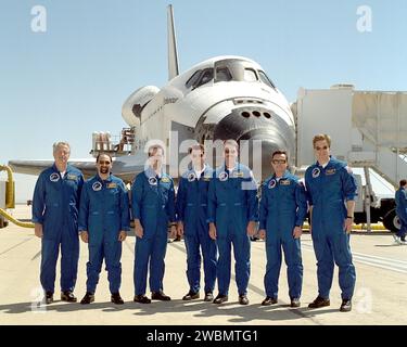 Die STS-100 Mission Specialists Scott Parazynski (links), Chris Hadfield (Mitte), der bei der ...