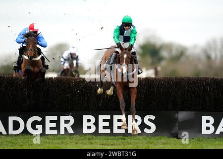 Pilsdon Pen wurde von Jockey Rex Dingle (Mitte) auf dem Weg zur ...