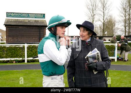 Trainerin Henrietta Knight (rechts) spricht mit Jockey James Bowen vor ...