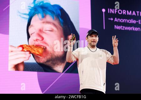 YouTuber Rezo bei seinem Vortrag exponiert: Wie Influencer ihre ...