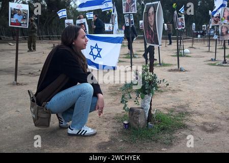 Eine junge israelische Frau weint, als sie neben einem Foto ihres ...