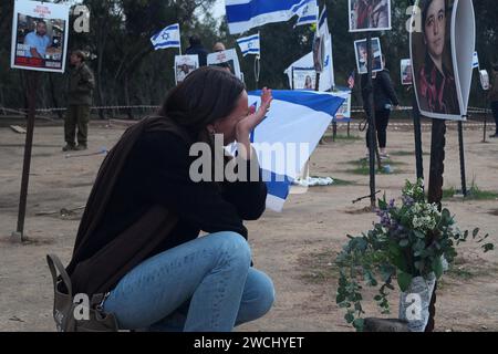 Eine junge israelische Frau weint, als sie neben einem Foto ihres ...