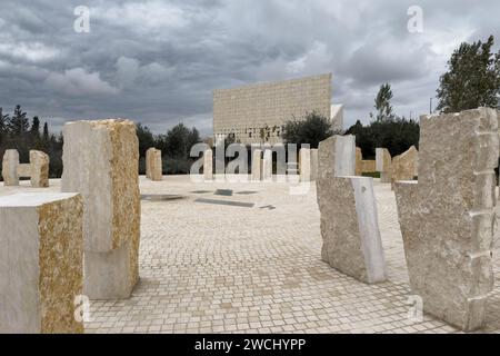Micha Ullmans riesige Steinskulptur „Letters of Light“ befindet sich ...
