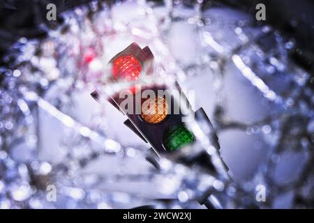 Rote Ampel in einem zerbrochenen Spiegel, Symbolfoto Ampel-Koalition ...