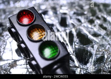 Rote Ampel in einem zerbrochenen Spiegel, Symbolfoto Ampel-Koalition ...