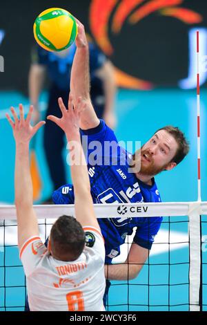 Jesse William Elser von SVG Luneburg (L), Jean Patry von Jastrzebski ...