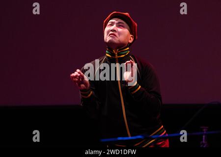 Tänzer Michael Sakamoto tritt am 17. Januar 2024 im Rahmen des Winter ...