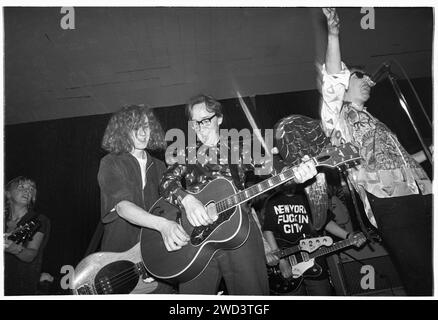 Freunde der Band, darunter Der House-Sänger Dave Couse, schließen sich ...