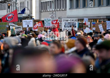 Demonstration gegen rechts in Nürnberg: Am Samstagnachmittag gehen in Nürnberg laut Polizei etwa ...