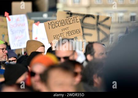 Demonstration gegen Recht in Nürnberg: Am Samstagnachmittag gehen in Nürnberg laut Polizei etwa ...