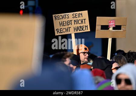 Demonstration gegen Recht in Nürnberg: Am Samstagnachmittag gehen in Nürnberg laut Polizei etwa ...