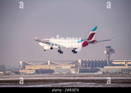 Entdecken Sie Airbus A330-300 beim Landeanflug auf den Flughafen Frankfurt FRA, Tanklager ...