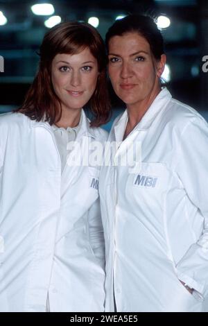 Szene mit Schauspielerin Katy Karrenbauer und Julia Stinshoff sowie ...